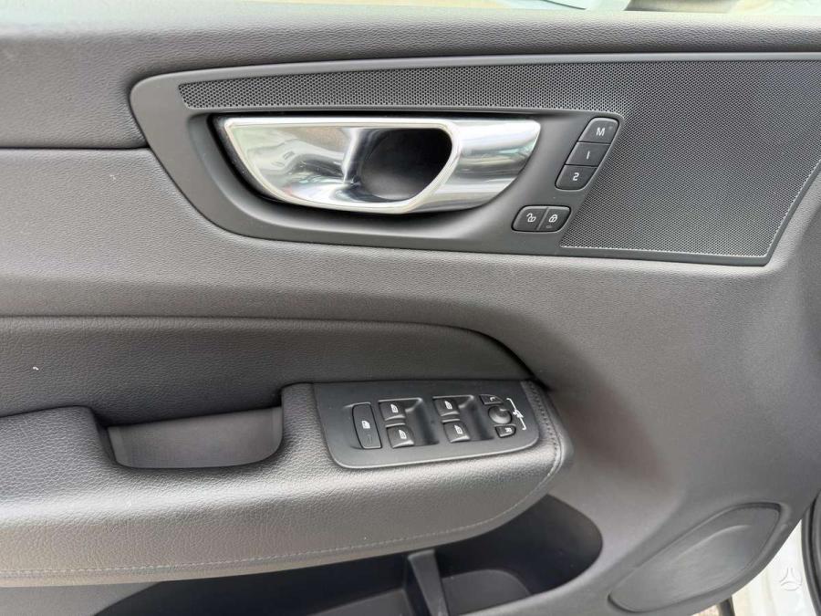 White Volvo XC60 2019 in Marijampole, with an engine capacity of 1.97 L and mileage of 149 thousand km for 18700 €, photo 12 on AUTOMOTO.COM.LV