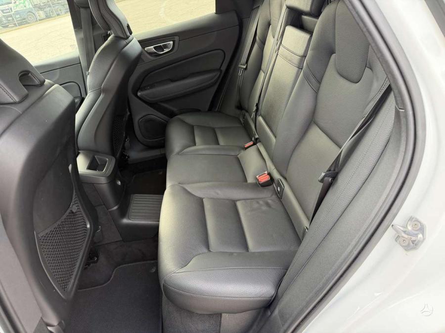 White Volvo XC60 2019 in Marijampole, with an engine capacity of 1.97 L and mileage of 149 thousand km for 18700 €, photo 13 on AUTOMOTO.COM.LV