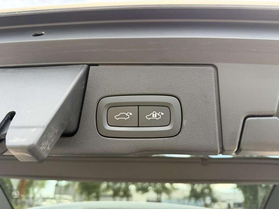 White Volvo XC60 2019 in Marijampole, with an engine capacity of 1.97 L and mileage of 149 thousand km for 18700 €, photo 15 on AUTOMOTO.COM.LV