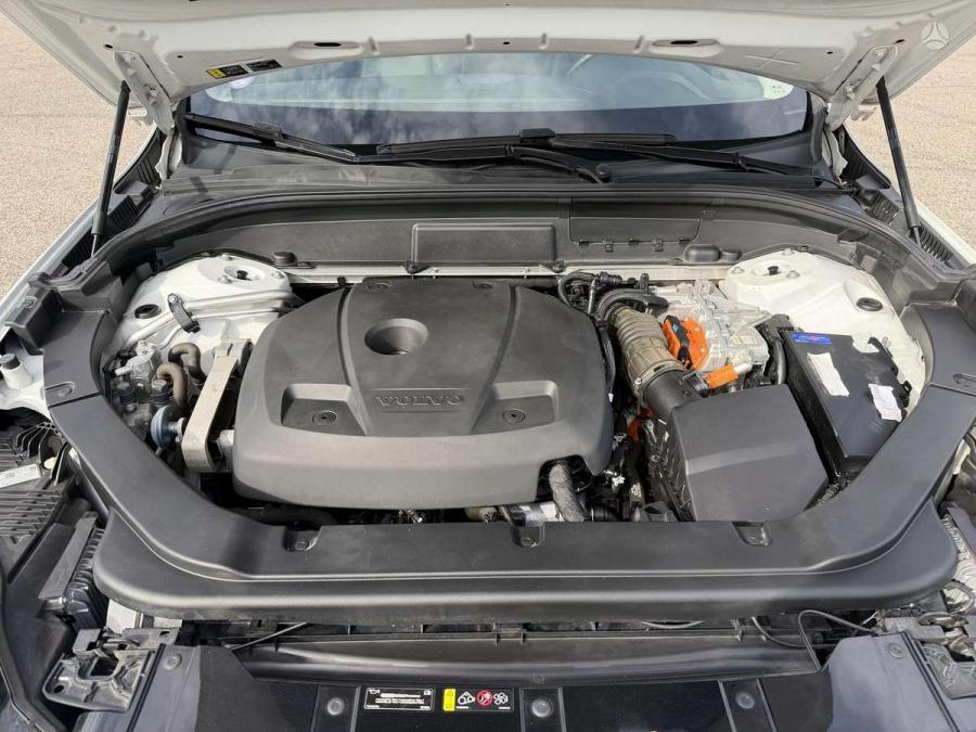 White Volvo XC60 2019 in Marijampole, with an engine capacity of 1.97 L and mileage of 149 thousand km for 18700 €, photo 18 on AUTOMOTO.COM.LV
