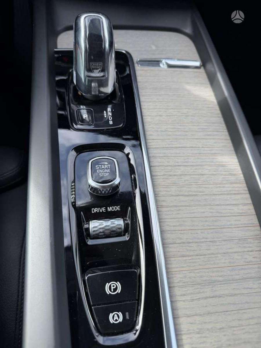 White Volvo XC60 2019 in Marijampole, with an engine capacity of 1.97 L and mileage of 149 thousand km for 18700 €, photo 20 on AUTOMOTO.COM.LV
