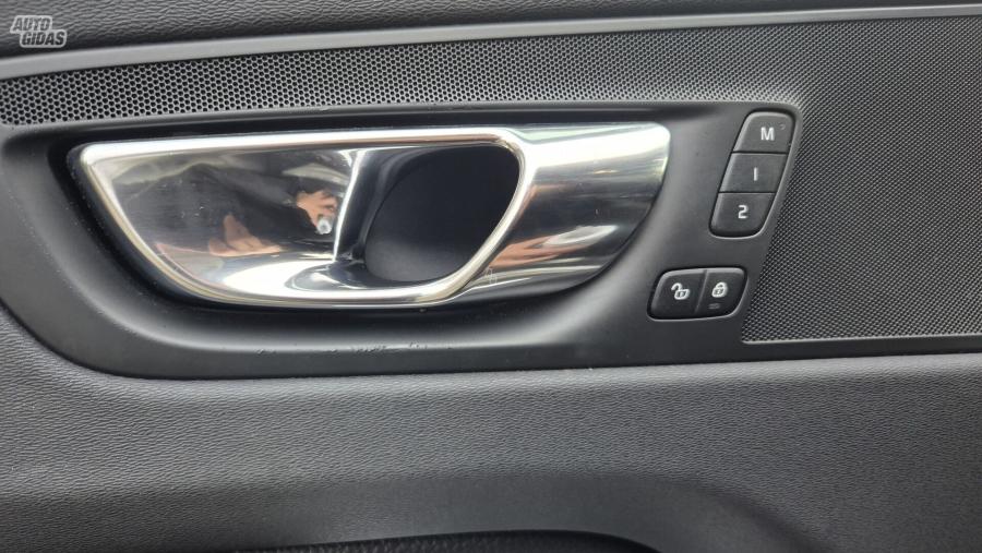 White Volvo XC60 2019 in Klaipeda, with an engine capacity of 2.00 L and mileage of 209 thousand km for 19999 €, photo 13 on AUTOMOTO.COM.LV