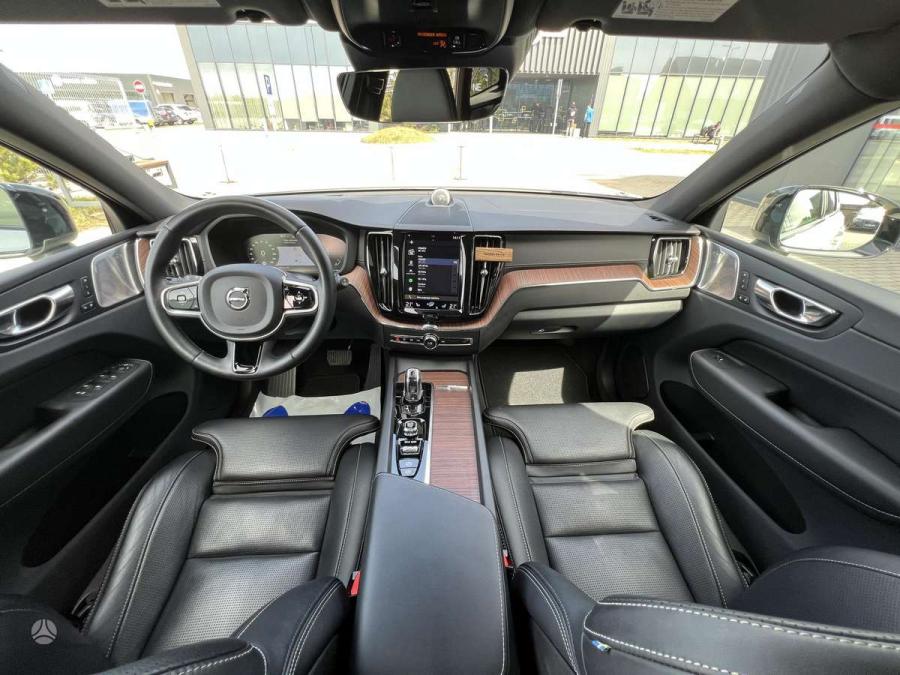 White Volvo XC60 2019 in Siauliai, with an engine capacity of 1.97 L and mileage of 75 thousand km for 30000 €, photo 18 on AUTOMOTO.COM.LV