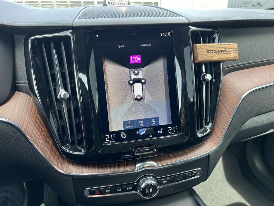 White Volvo XC60 2019 in Siauliai, with an engine capacity of 1.97 L and mileage of 75 thousand km for 30000 €, photo 22 on AUTOMOTO.COM.LV