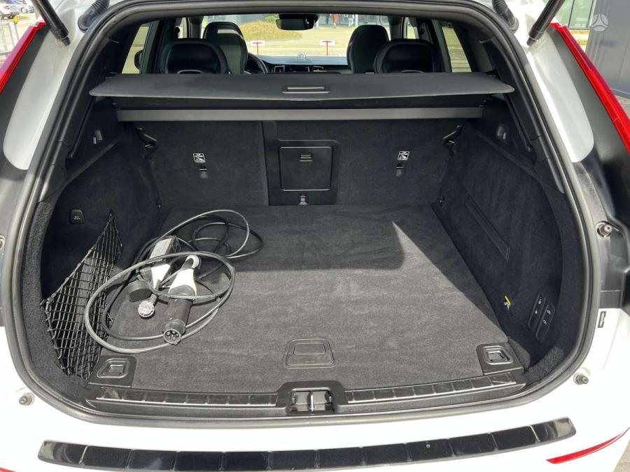 White Volvo XC60 2019 in Siauliai, with an engine capacity of 1.97 L and mileage of 75 thousand km for 30000 €, photo 32 on AUTOMOTO.COM.LV