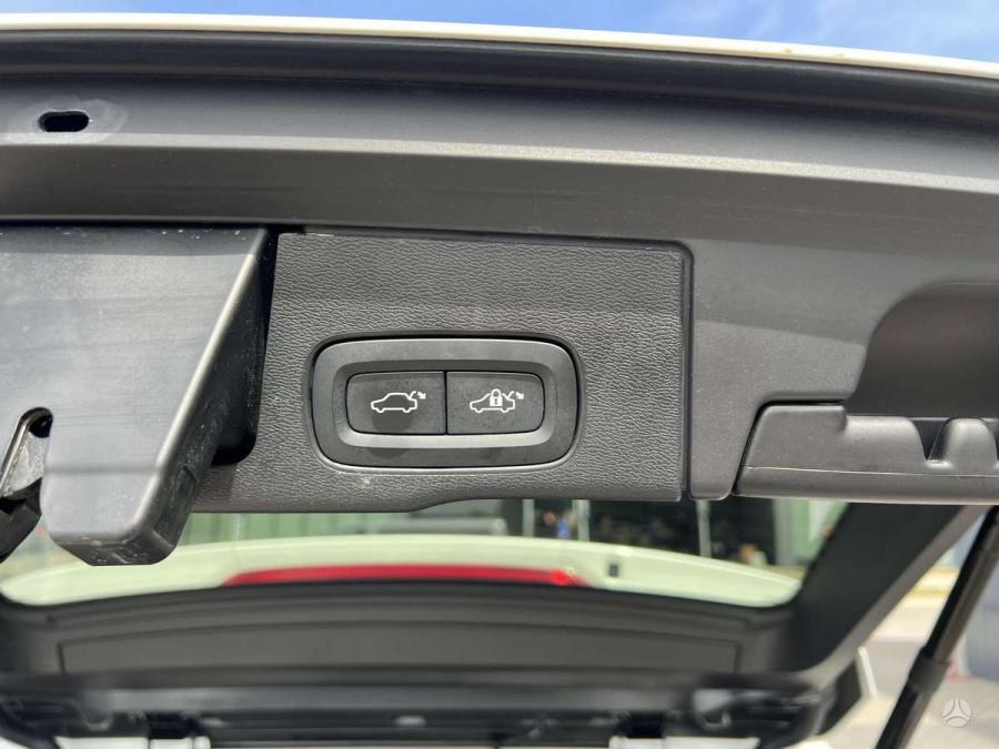 White Volvo XC60 2019 in Siauliai, with an engine capacity of 1.97 L and mileage of 75 thousand km for 30000 €, photo 33 on AUTOMOTO.COM.LV
