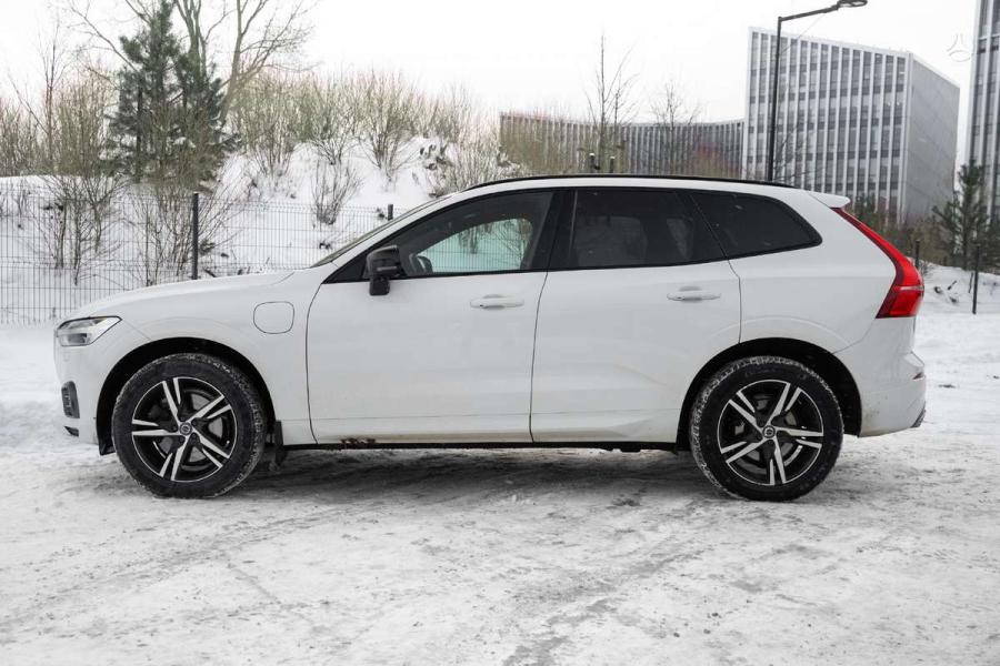White Volvo XC60 2020 in Vilnius, with an engine capacity of 1.97 L and mileage of 136 thousand km for 28450 €, photo 2 on AUTOMOTO.COM.LV