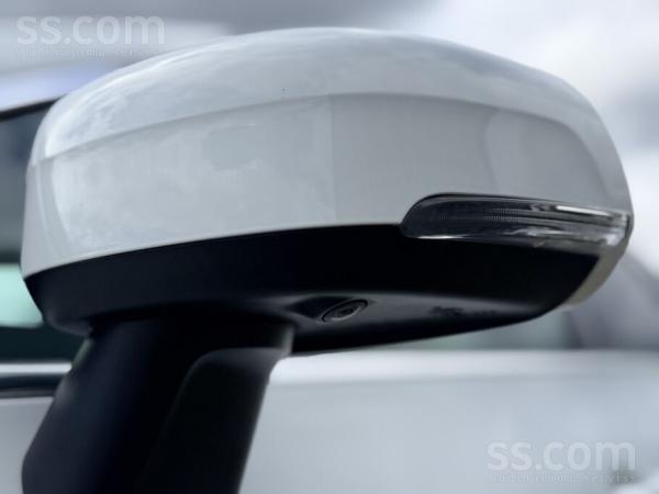 White Volvo XC60 2020 in Riga, with an engine capacity of 2.00 L and mileage of 207 thousand km for 23995 €, photo 9 on AUTOMOTO.COM.LV