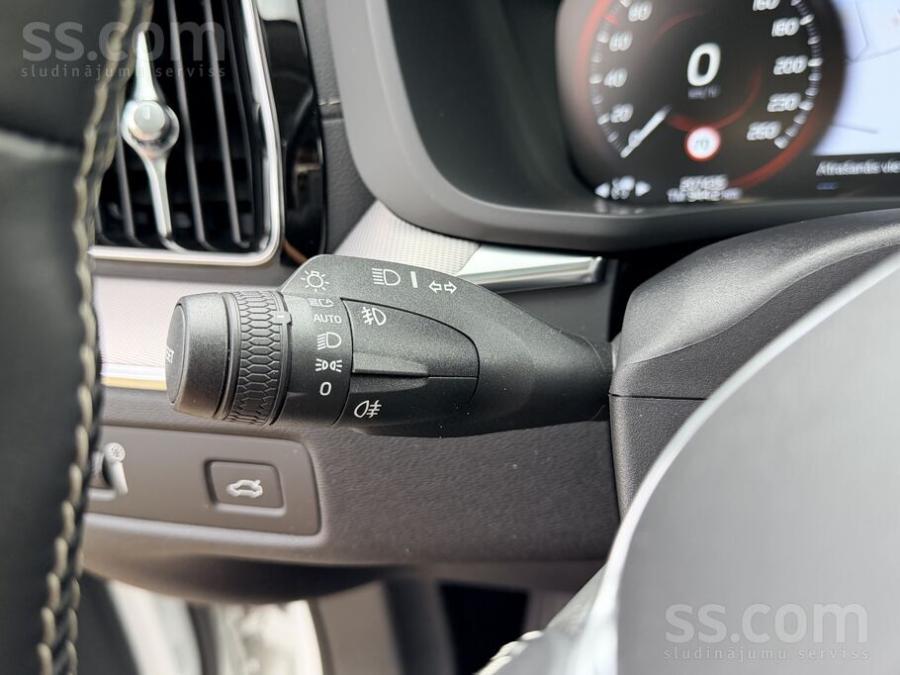 Balts Volvo XC60 2020 Rīga, ar dzinēja tilpumu 2.00 L un nobraukumu 207 tūkst. km par 23995 €, foto 31 vietnē AUTOMOTO.COM.LV