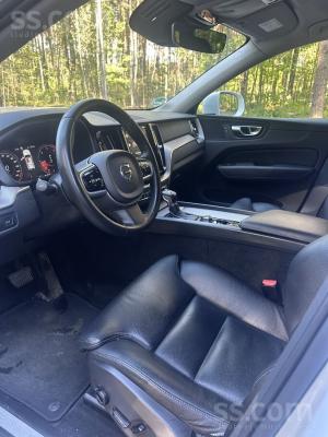 White Volvo XC60 2020 in Riga, with an engine capacity of 2.00 L and mileage of 282 thousand km for 19950 €, photo 8 on AUTOMOTO.COM.LV