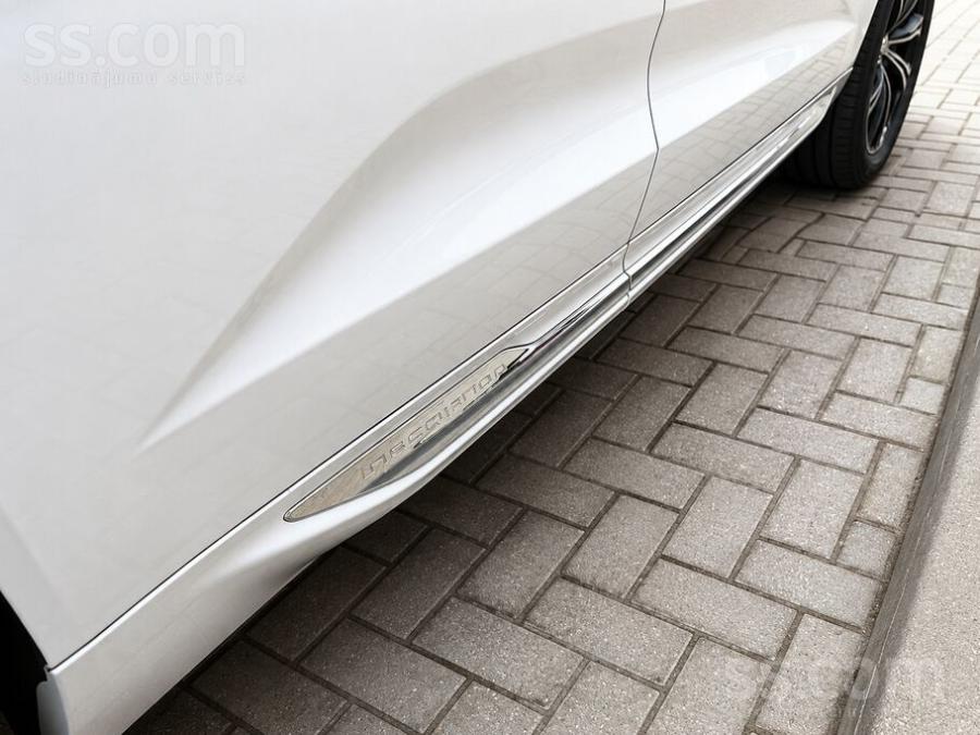 White Volvo XC60 2020 in Riga, with an engine capacity of 2.00 L and mileage of 130 thousand km for 21900 €, photo 5 on AUTOMOTO.COM.LV