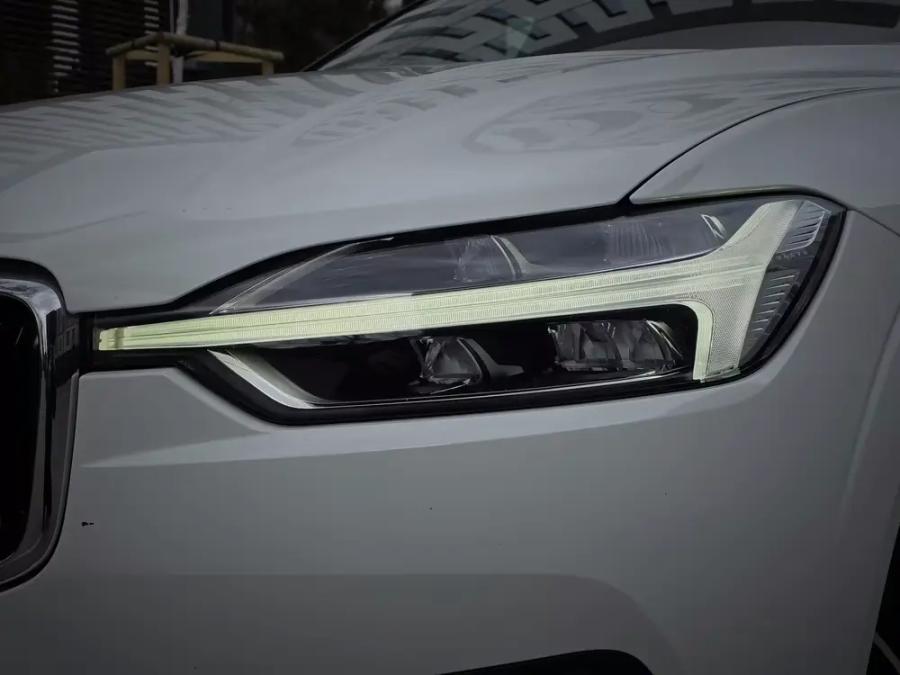 White Volvo XC60 2020 in Riga, with an engine capacity of 2.00 L and mileage of 223 thousand km for 19300 €, photo 8 on AUTOMOTO.COM.LV