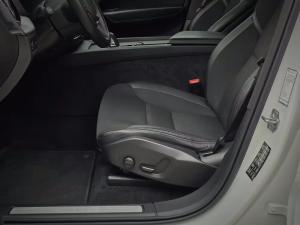 White Volvo XC60 2020 in Riga, with an engine capacity of 2.00 L and mileage of 223 thousand km for 19300 €, photo 12 on AUTOMOTO.COM.LV