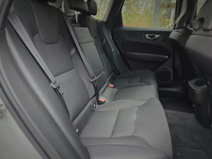 White Volvo XC60 2020 in Riga, with an engine capacity of 2.00 L and mileage of 223 thousand km for 19300 €, photo 18 on AUTOMOTO.COM.LV