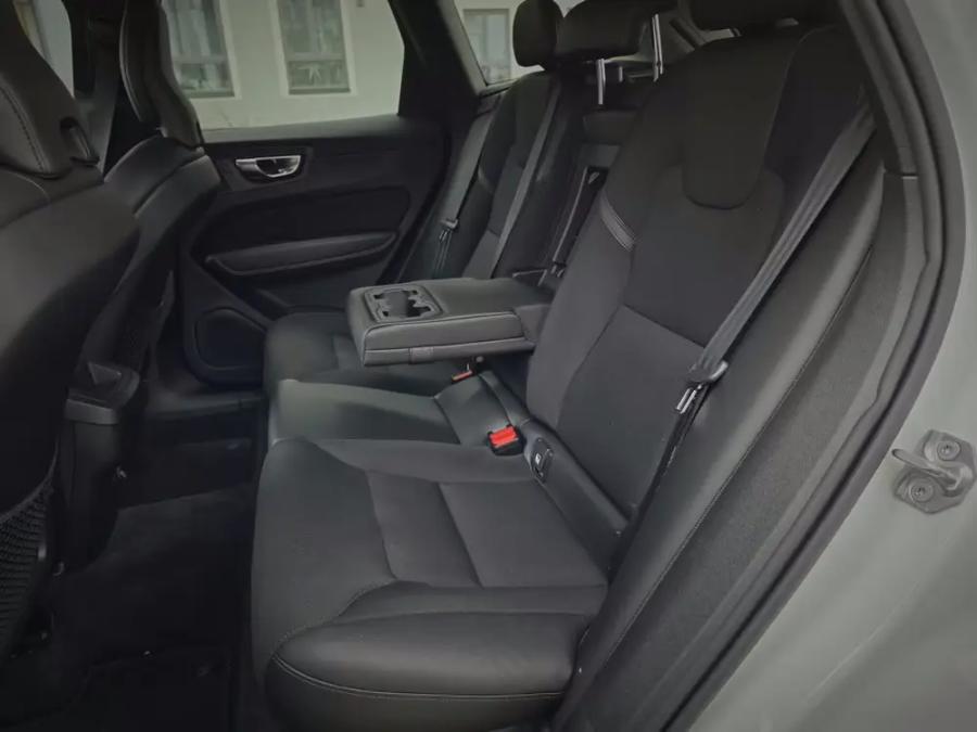White Volvo XC60 2020 in Riga, with an engine capacity of 2.00 L and mileage of 223 thousand km for 19300 €, photo 19 on AUTOMOTO.COM.LV
