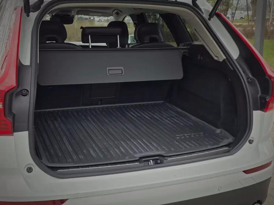 White Volvo XC60 2020 in Riga, with an engine capacity of 2.00 L and mileage of 223 thousand km for 19300 €, photo 20 on AUTOMOTO.COM.LV