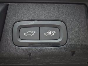White Volvo XC60 2020 in Riga, with an engine capacity of 2.00 L and mileage of 223 thousand km for 19300 €, photo 21 on AUTOMOTO.COM.LV