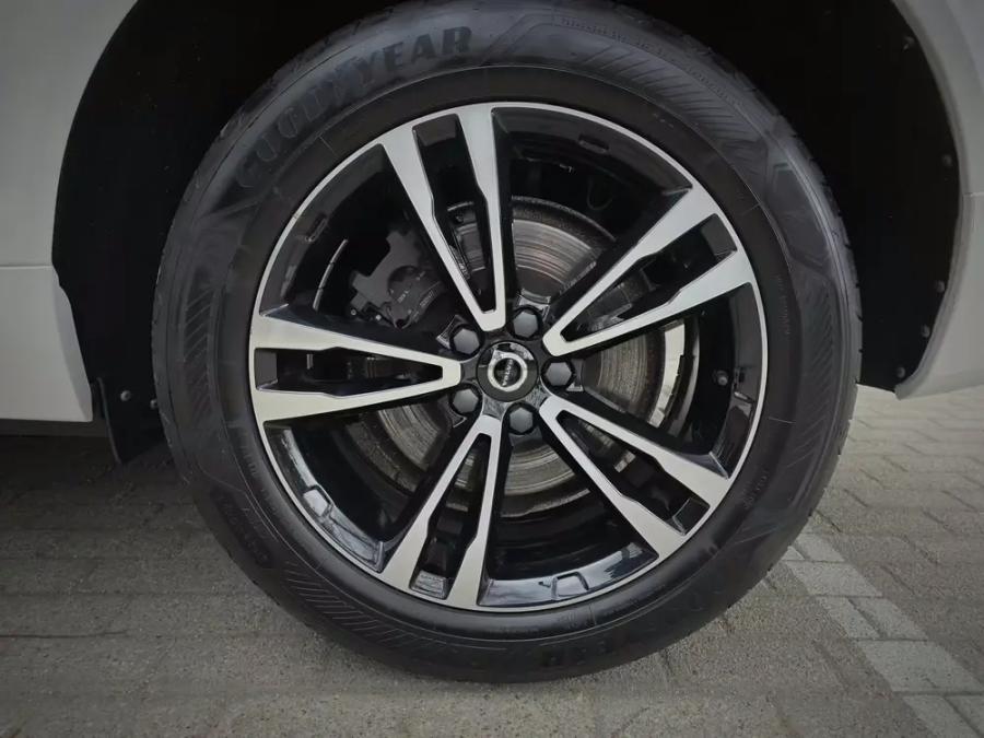 White Volvo XC60 2020 in Riga, with an engine capacity of 2.00 L and mileage of 223 thousand km for 19300 €, photo 28 on AUTOMOTO.COM.LV