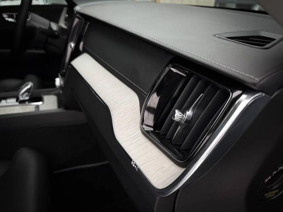 Balts Volvo XC60 2020 Rīga, ar dzinēja tilpumu 2.00 L un nobraukumu 54 tūkst. km par 21200 €, foto 17 vietnē AUTOMOTO.COM.LV