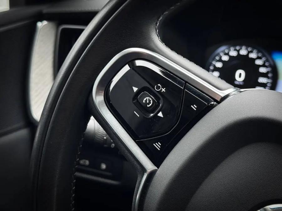 Balts Volvo XC60 2020 Rīga, ar dzinēja tilpumu 2.00 L un nobraukumu 54 tūkst. km par 21200 €, foto 26 vietnē AUTOMOTO.COM.LV