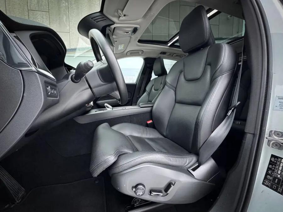 Balts Volvo XC60 2020 Rīga, ar dzinēja tilpumu 2.00 L un nobraukumu 54 tūkst. km par 21200 €, foto 31 vietnē AUTOMOTO.COM.LV
