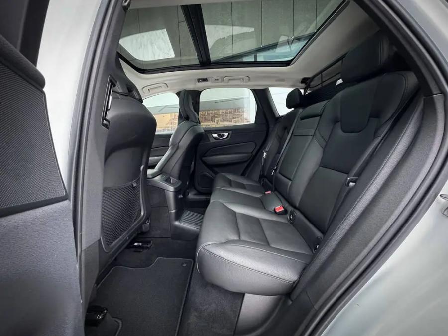 Balts Volvo XC60 2020 Rīga, ar dzinēja tilpumu 2.00 L un nobraukumu 54 tūkst. km par 21200 €, foto 38 vietnē AUTOMOTO.COM.LV