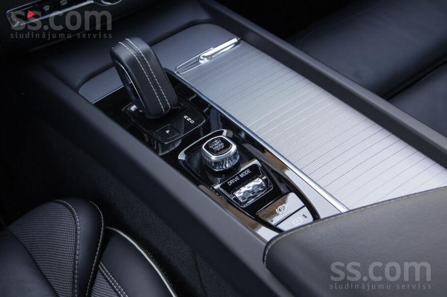 White Volvo XC60 2020 in Tukums, with an engine capacity of 2.00 L and mileage of 85 thousand km for 27800 €, photo 18 on AUTOMOTO.COM.LV