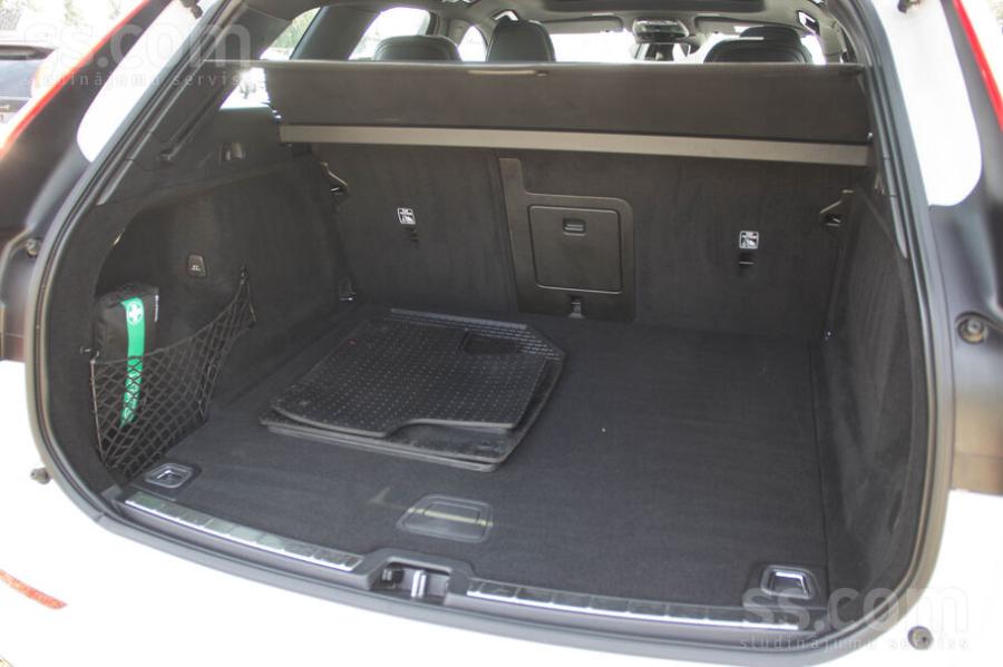 White Volvo XC60 2020 in Tukums, with an engine capacity of 2.00 L and mileage of 85 thousand km for 27800 €, photo 26 on AUTOMOTO.COM.LV