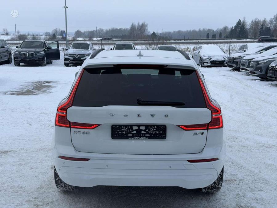 White Volvo XC60 2021 in Siauliai, with an engine capacity of 1.97 L and mileage of 205 thousand km for 26500 €, photo 8 on AUTOMOTO.COM.LV