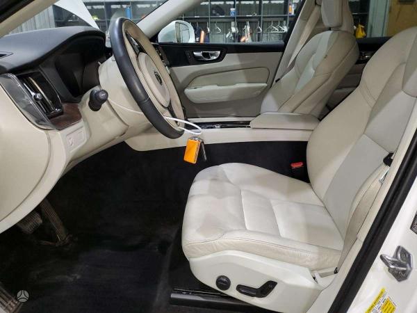 White Volvo XC60 2021 in Vilnius, with an engine capacity of 1.97 L and mileage of 91 thousand km for 16200 €, photo 7 on AUTOMOTO.COM.LV