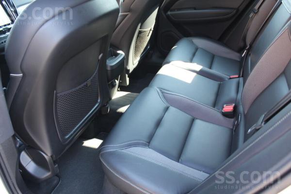 White Volvo XC60 2021 in Liepaja, with an engine capacity of 2.00 L and mileage of 120 thousand km for 28500 €, photo 9 on AUTOMOTO.COM.LV
