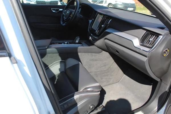 Balts Volvo XC60 2021 Liepāja, ar dzinēja tilpumu 2.00 L un nobraukumu 120 tūkst. km par 28500 €, foto 10 vietnē AUTOMOTO.COM.LV