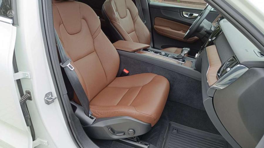 White Volvo XC60 2021 in Klaipeda, with an engine capacity of 2.00 L and mileage of 90 thousand km for 22000 €, photo 25 on AUTOMOTO.COM.LV