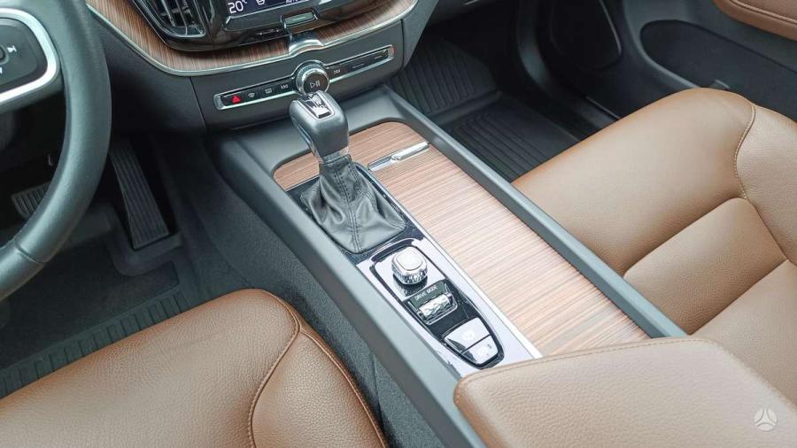 White Volvo XC60 2021 in Klaipeda, with an engine capacity of 2.00 L and mileage of 90 thousand km for 22000 €, photo 32 on AUTOMOTO.COM.LV