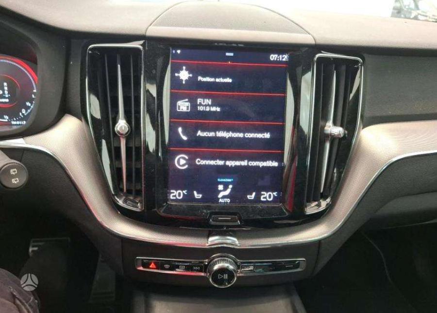 White Volvo XC60 2021 in Vilnius, with an engine capacity of 1.97 L and mileage of 167 thousand km for 29990 €, photo 10 on AUTOMOTO.COM.LV