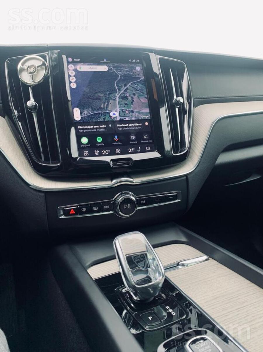 White Volvo XC60 2021 in Riga, with an engine capacity of 2.00 L and mileage of 129 thousand km for 29900 €, photo 4 on AUTOMOTO.COM.LV