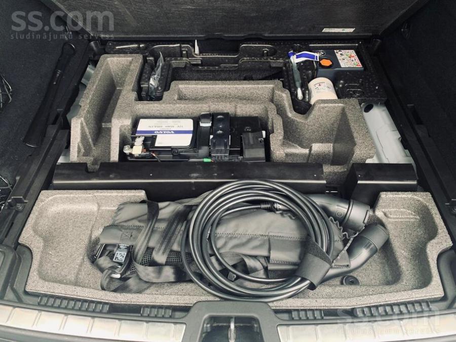 White Volvo XC60 2021 in Riga, with an engine capacity of 2.00 L and mileage of 129 thousand km for 29900 €, photo 15 on AUTOMOTO.COM.LV