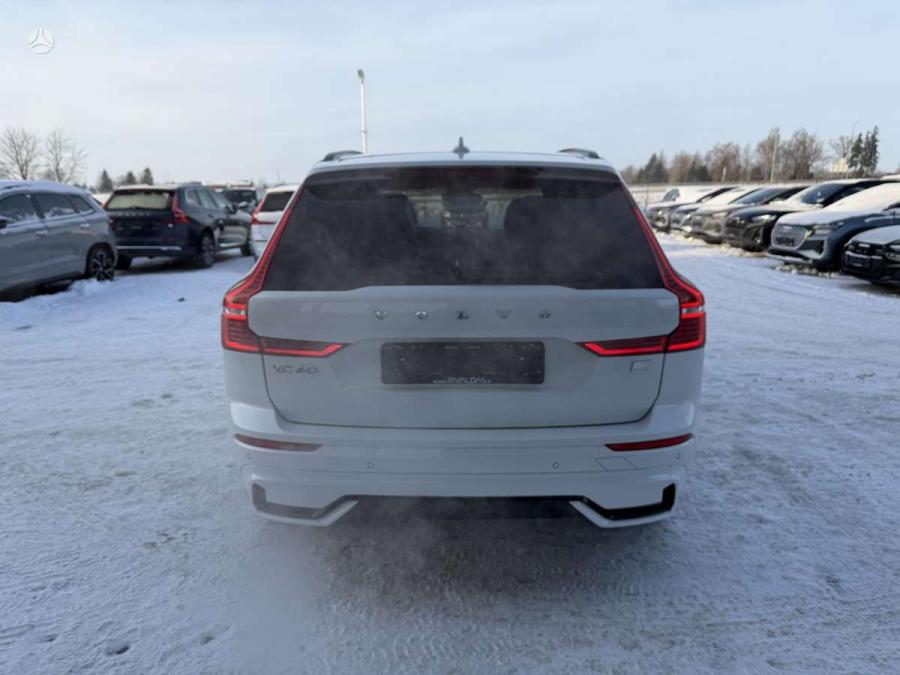 White Volvo XC60 2022 in Siauliai, with an engine capacity of 1.97 L and mileage of 113 thousand km for 41880 €, photo 9 on AUTOMOTO.COM.LV