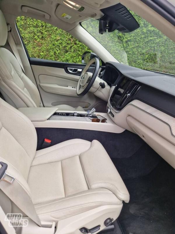 White Volvo XC60 2022 in Kaunas, with an engine capacity of 2.00 L and mileage of 50 thousand km for 35000 €, photo 4 on AUTOMOTO.COM.LV