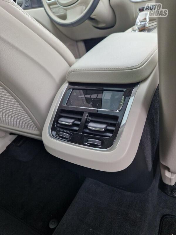 White Volvo XC60 2022 in Kaunas, with an engine capacity of 2.00 L and mileage of 50 thousand km for 35000 €, photo 6 on AUTOMOTO.COM.LV