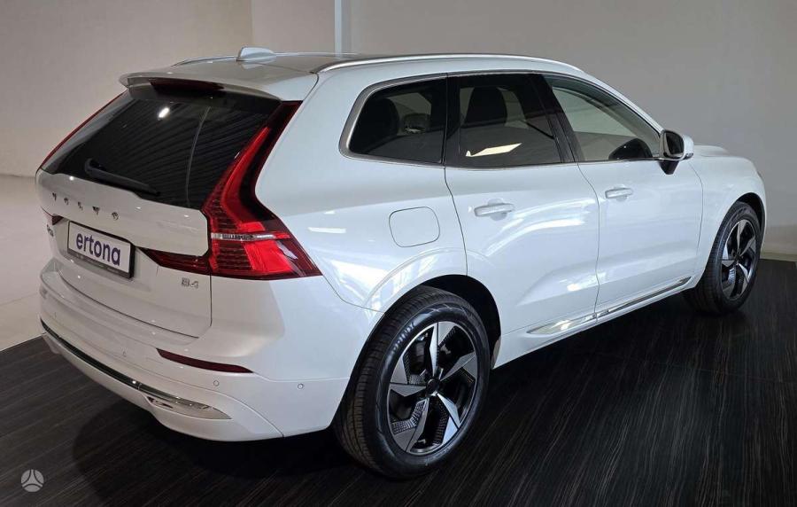 White Volvo XC60 2022 in Siauliai, with an engine capacity of 1.97 L and mileage of 36 thousand km for 31900 €, photo 4 on AUTOMOTO.COM.LV