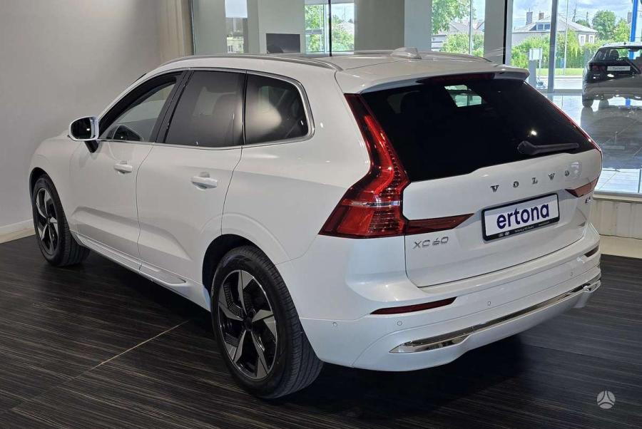 White Volvo XC60 2022 in Siauliai, with an engine capacity of 1.97 L and mileage of 36 thousand km for 31900 €, photo 5 on AUTOMOTO.COM.LV