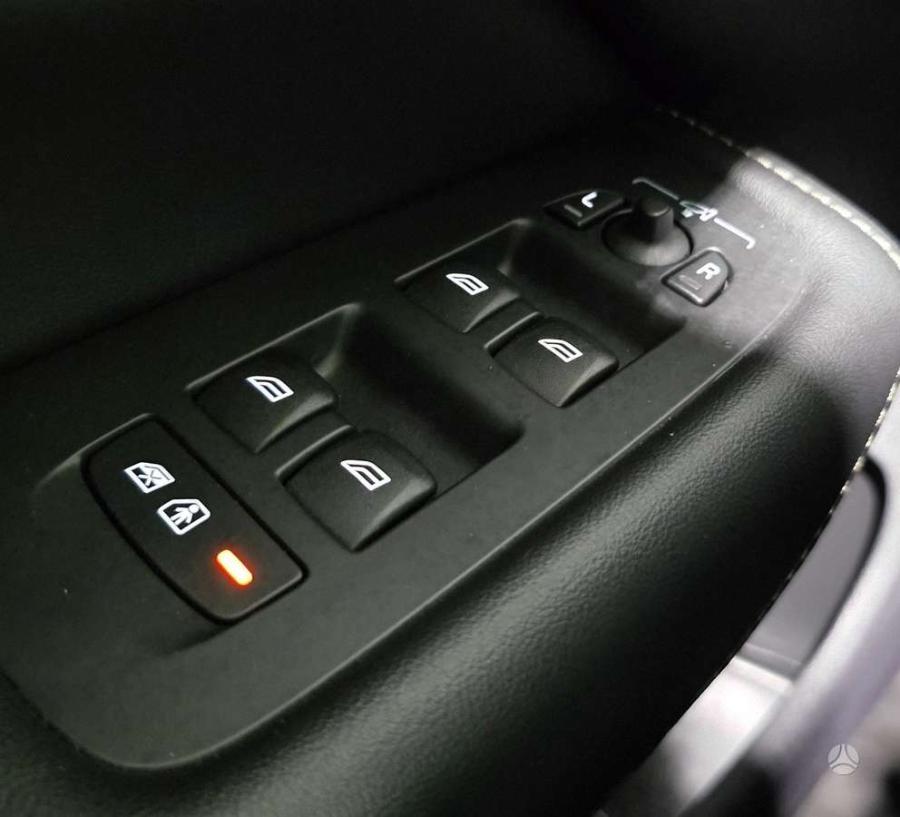 White Volvo XC60 2022 in Siauliai, with an engine capacity of 1.97 L and mileage of 36 thousand km for 31900 €, photo 17 on AUTOMOTO.COM.LV