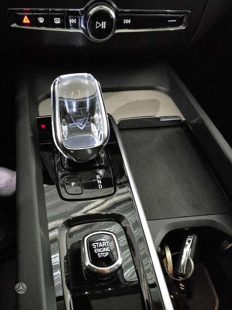 White Volvo XC60 2022 in Siauliai, with an engine capacity of 1.97 L and mileage of 36 thousand km for 31900 €, photo 21 on AUTOMOTO.COM.LV