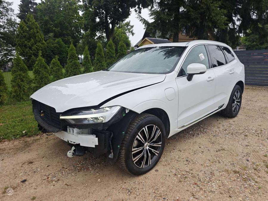 White Volvo XC60 2022 in Telschi, with an engine capacity of 1.97 L and mileage of 58 thousand km for 24800 €, photo 3 on AUTOMOTO.COM.LV