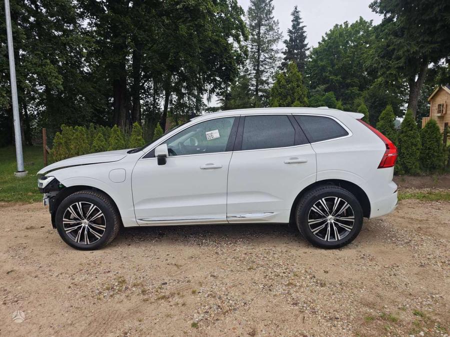 White Volvo XC60 2022 in Telschi, with an engine capacity of 1.97 L and mileage of 58 thousand km for 24800 €, photo 6 on AUTOMOTO.COM.LV
