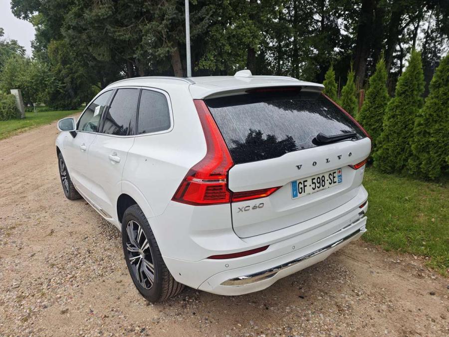 White Volvo XC60 2022 in Telschi, with an engine capacity of 1.97 L and mileage of 58 thousand km for 24800 €, photo 7 on AUTOMOTO.COM.LV
