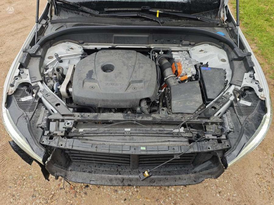 White Volvo XC60 2022 in Telschi, with an engine capacity of 1.97 L and mileage of 58 thousand km for 24800 €, photo 19 on AUTOMOTO.COM.LV