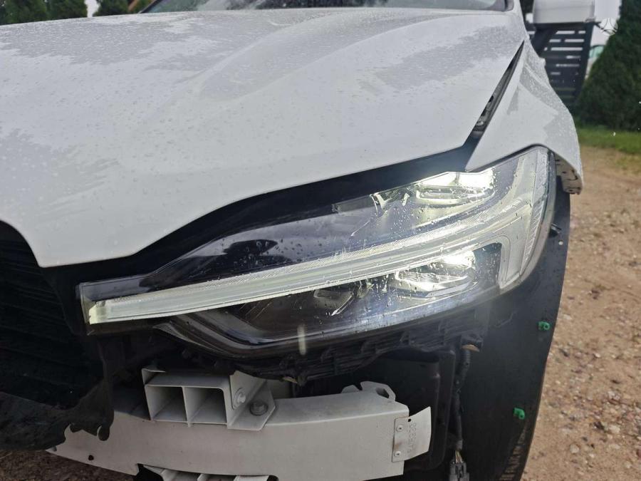 White Volvo XC60 2022 in Telschi, with an engine capacity of 1.97 L and mileage of 58 thousand km for 24800 €, photo 24 on AUTOMOTO.COM.LV