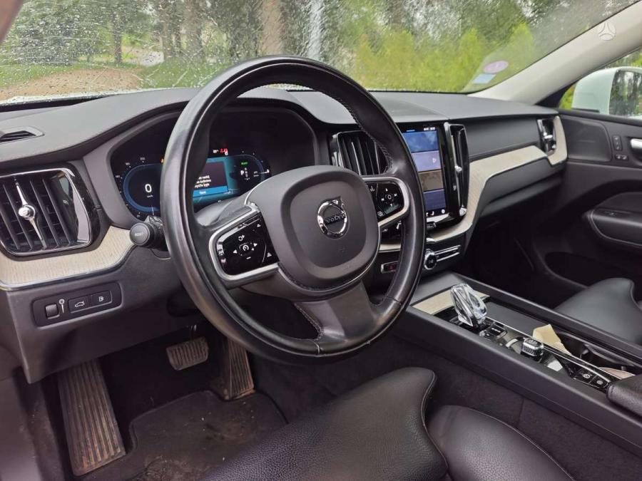 White Volvo XC60 2022 in Telschi, with an engine capacity of 1.97 L and mileage of 58 thousand km for 24800 €, photo 28 on AUTOMOTO.COM.LV